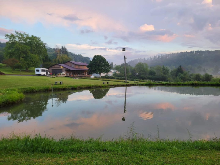 Hot Tub + Fishing Pond + King Suite Retreat (8-10) - Blackwater Falls State Park, Davis