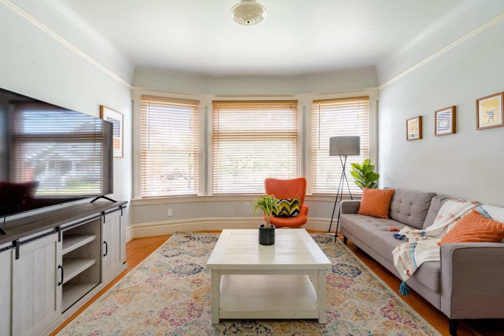 Lively And Cozy Portland Home. Sleeps 10. - Portland, OR