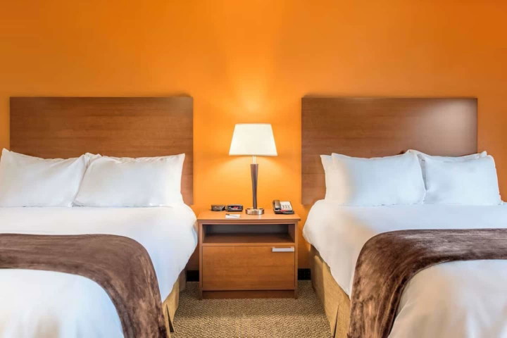 Clean Modern Suites Near I-435 Exit - Overland Park, KS