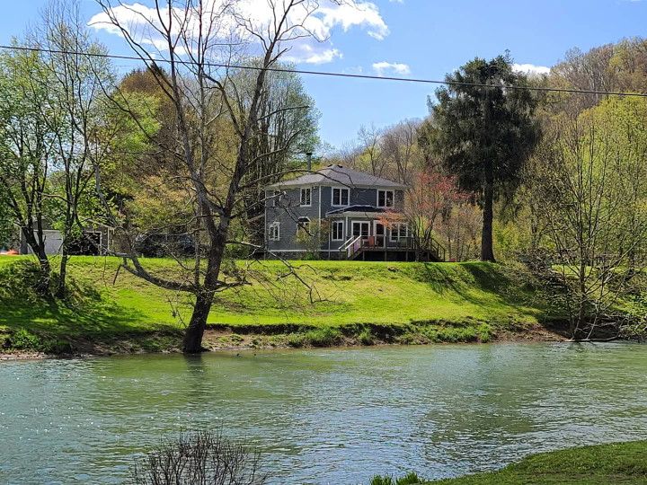 Cozy Farmhouse On 1 Mile Of Private Riverfront - West Virginia
