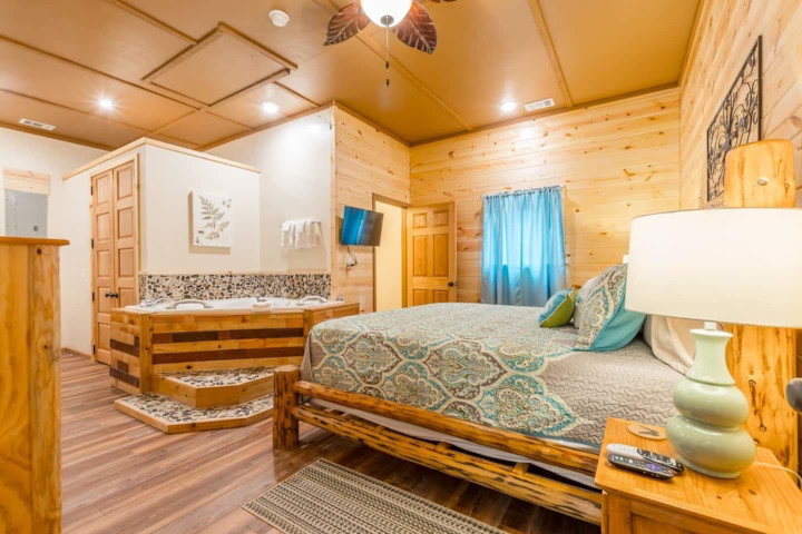 Custom Couples Retreat Cabin With Jetted & Hot Tub - Clermont, GA