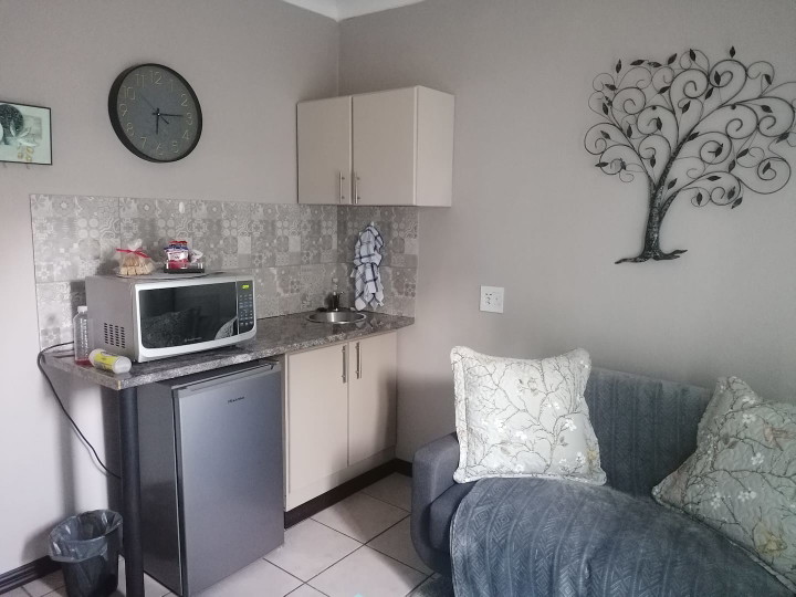 1.  Beautiful, Comfortable One Bedroom Flatlet - Bloemfontein