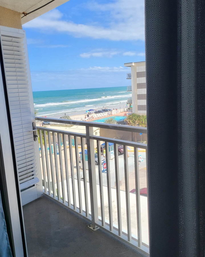 Beachfront Escape Balcony  Pool  Parking - Ormond Beach, FL