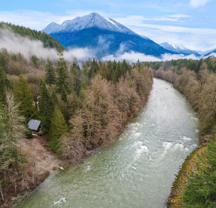 Riverfront Cabin W/ Hottub - 15min To Stevens Pass - Skykomish, WA