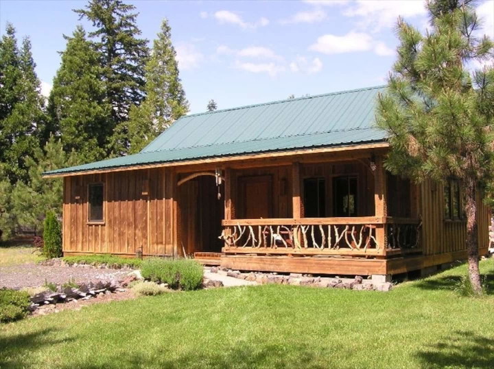 Red Blanket Cabin Near Crater Lake - Oregon