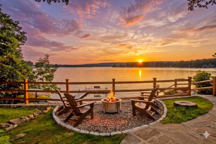 "Sunset Shores" Lakeside Oasis - East Hampton, CT