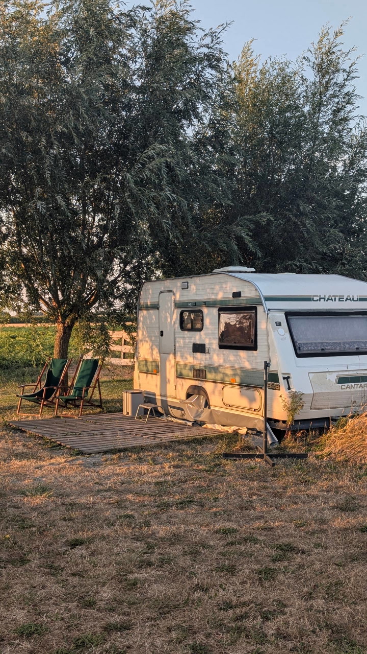 Eenvoudig Ingerichte Gezellige Caravan - Cadzand