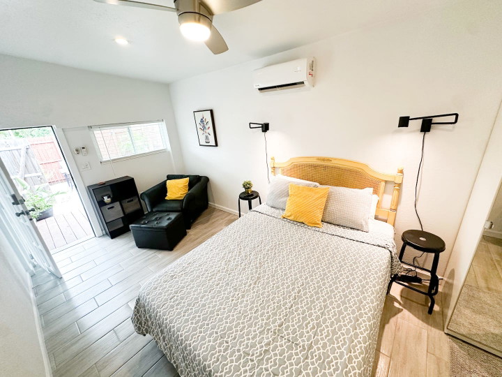 Adorable Modern Studio West, Clean & Comfy - St. Petersburg, FL
