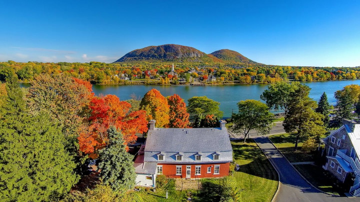 Maison Patrimoniale Unique Au Bord De La Rivière - Québec