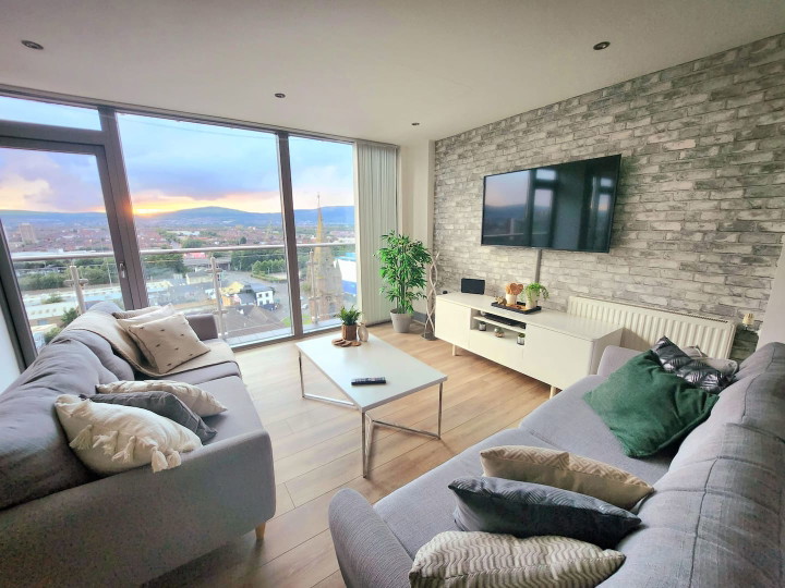 Stunning Penthouse W/ Balcony | Sunset Views - Belfast