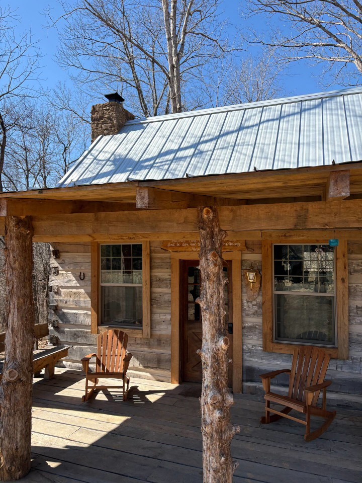 Historic 1830 Rustic Log Cabin Retreat. - Carbondale, IL