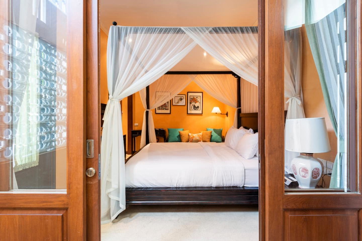 Room With Private Jacuzzi In Colonial Style House - Bangkok