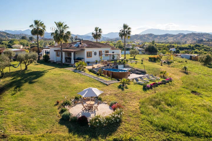 B&b With 2 Private Studios, Shared Pool & Jacuzzi. - Coín
