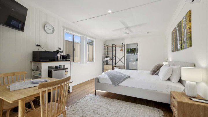 Sunset Palms Studio - Cozy Retreat, Fun, Work - Coffs Harbour