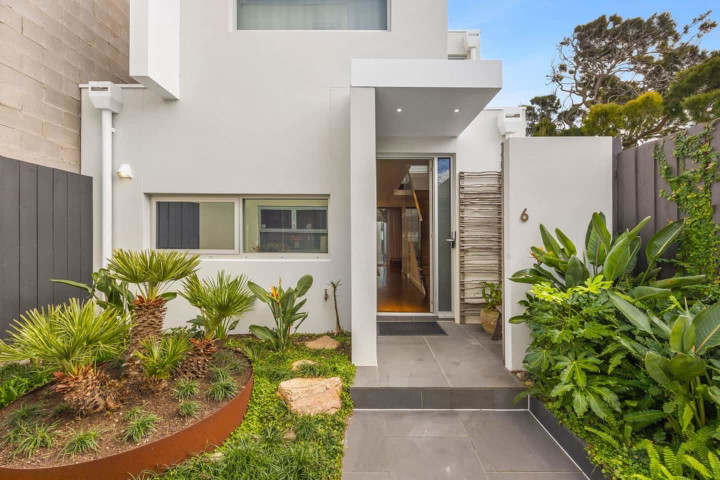 Whitewash Beachfront Apartment On The Esplanade - Torquay