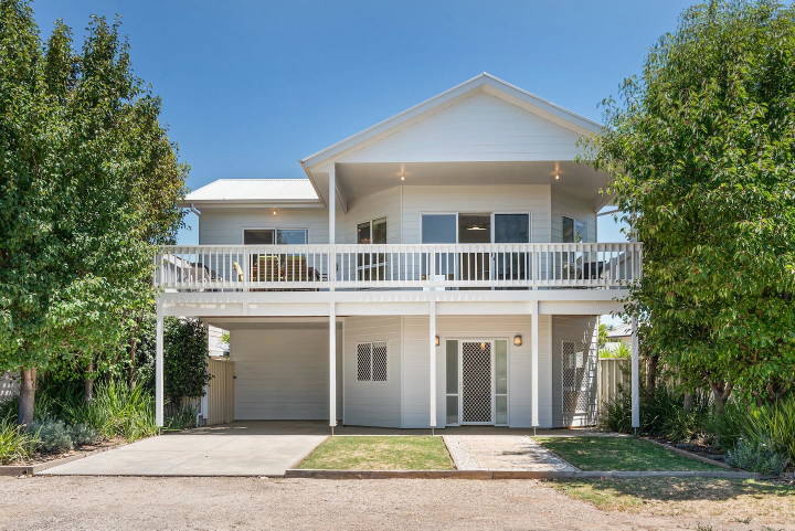Chloe's Place ~ Aldinga Beach - Airy Family Abode Overlooking A Reserve - Adelaide