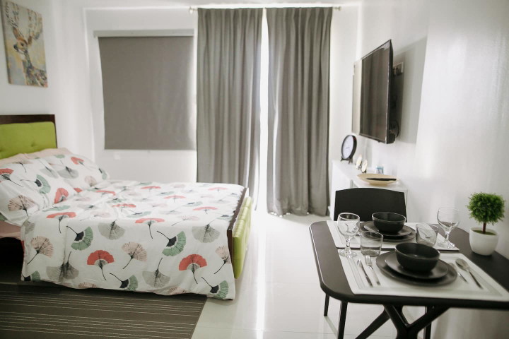 Minimalist Studio Unit In The City + Rooftop Pool - Bacolod