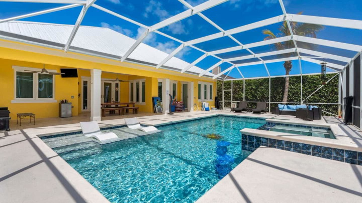 Luxury 4 Br Pool Home- Walk To Beach & Restaurants - Fort Pierce, FL