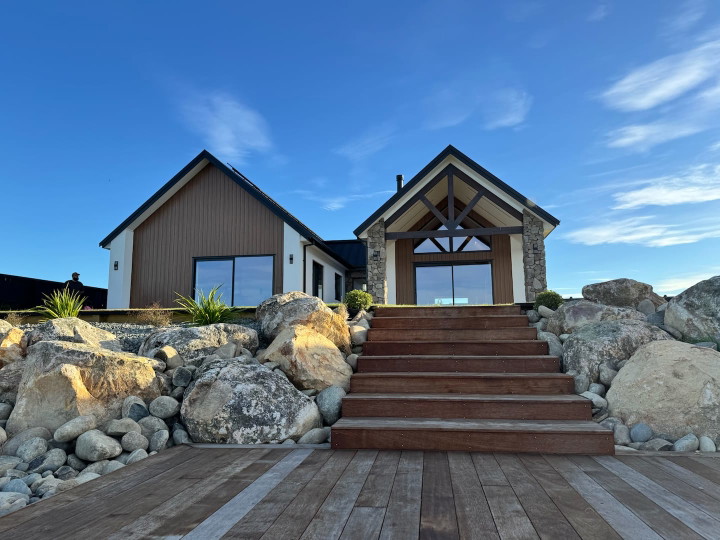 Lake Hood Escape & Private Jetty - Ashburton