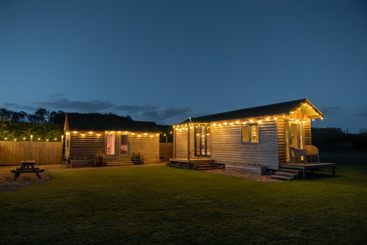 The Cowshed - Luxury Family Cabin - Petersfield