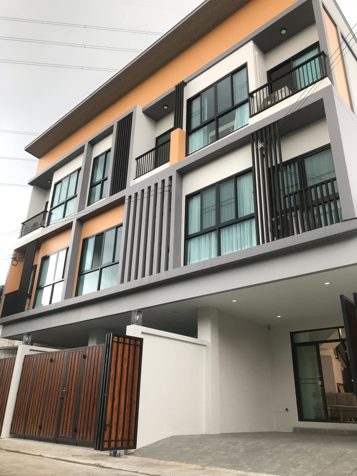 Newly Townhouse In Huai Khwang W/ 4 King Beds - Bangkok