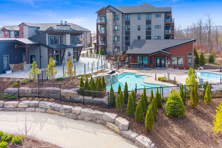Lovely 3-bedroom Condo With Pool - Collingwood