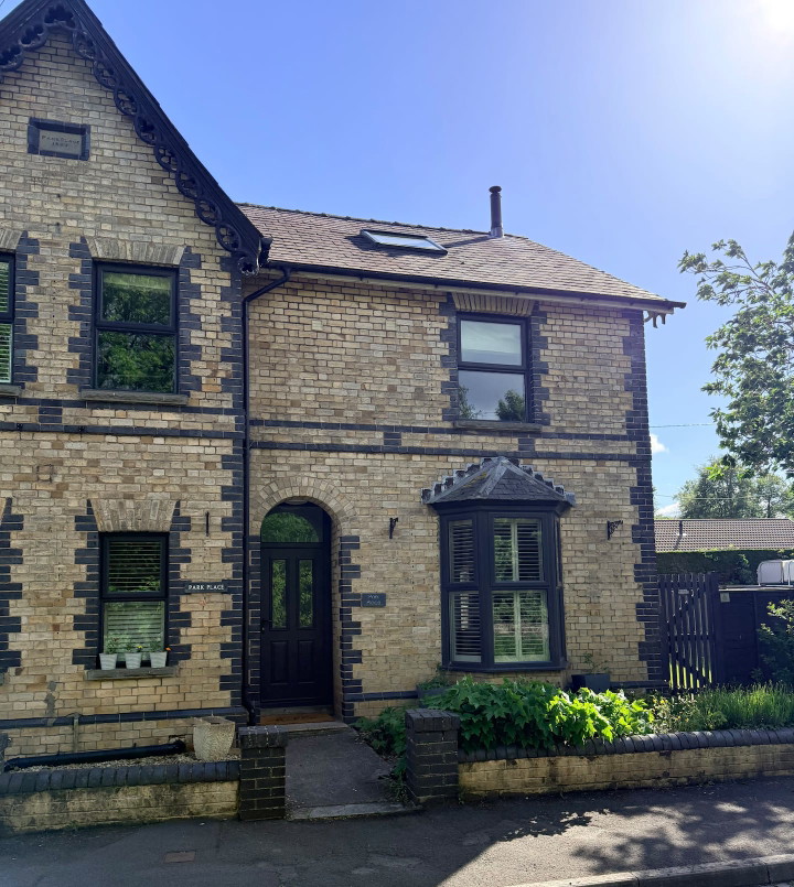 Stylish 3 Bed 3.5 Bathrooms, Garden, Log Burner - Crickhowell
