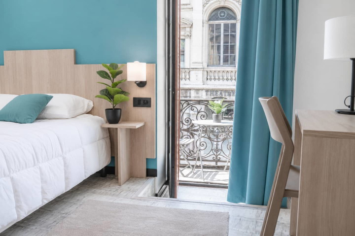 Séjournez Au Cœur De Chambéry, Hôtel Des Artistes - Chambéry