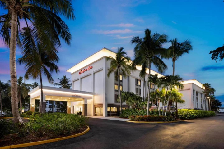 Near Downtown Naples + Free Breakfast & Pool - Naples, FL
