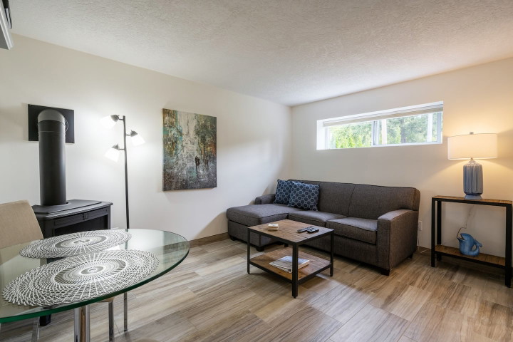 Full Kitchen Suite Beside University Of Victoria - Victoria