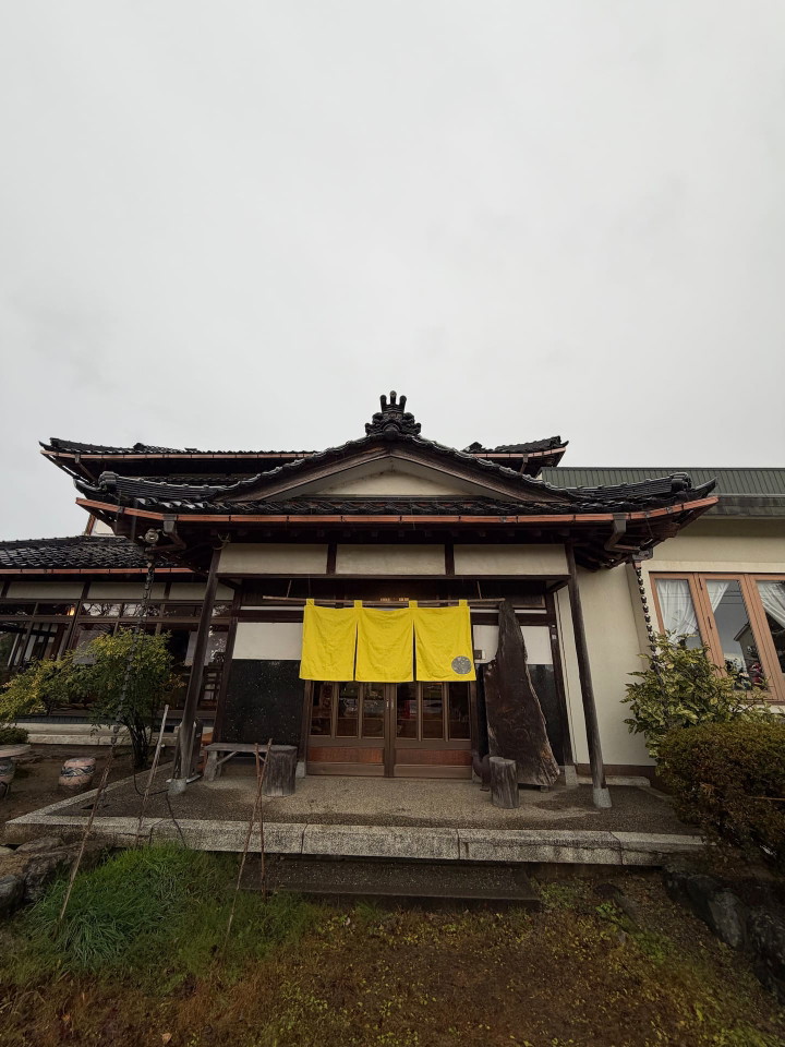 静かな田園風景、自噴する井戸水。
立山連峰を一望できる古き良き日本家屋。 - Takaoka