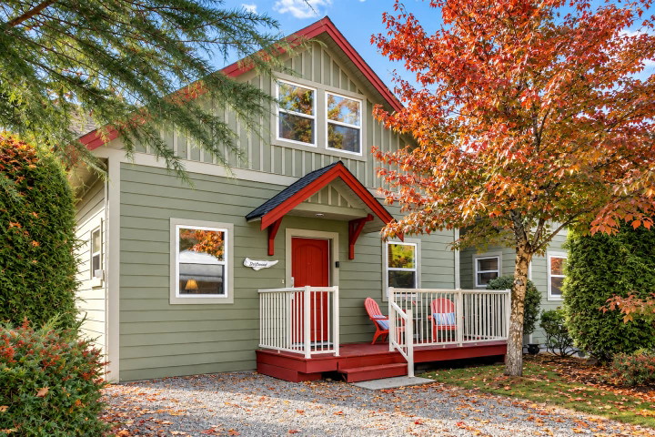 Right Across From The Pool & Hot-tub! - Parksville