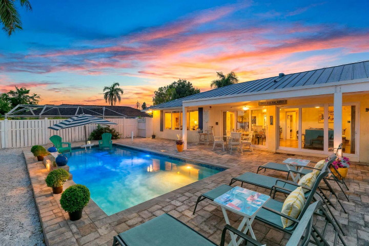 Pool Oasis Home, Beach Gear, Sleeps 11 - Marco Island, FL