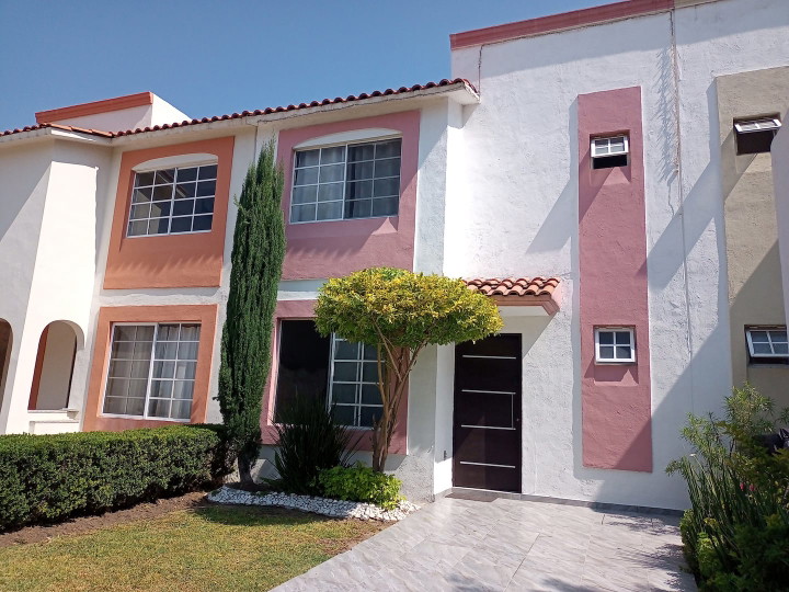 Bonita Casa Bien Ubicada, Comoda En Zona Segura - Celaya