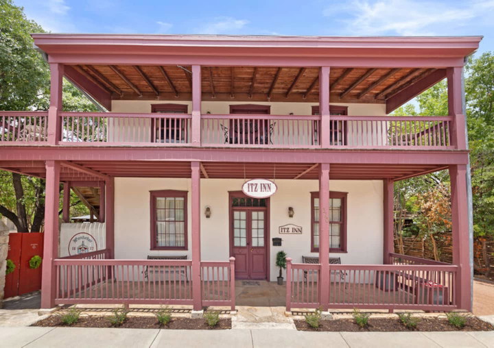 Itz Inn Front Porch Suite | Sleeps 2 | Next To Hondo's On Main Street - Fredericksburg, TX
