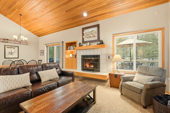 5-min Walk To Sharc | Hot Tub | Sleeps 8 - Sunriver, OR
