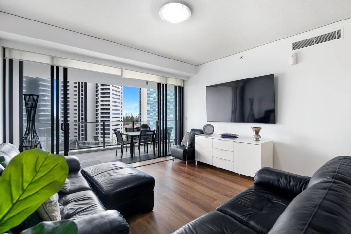 Spacious 3 Bedroom Apartment - Coasthm - Broadbeach