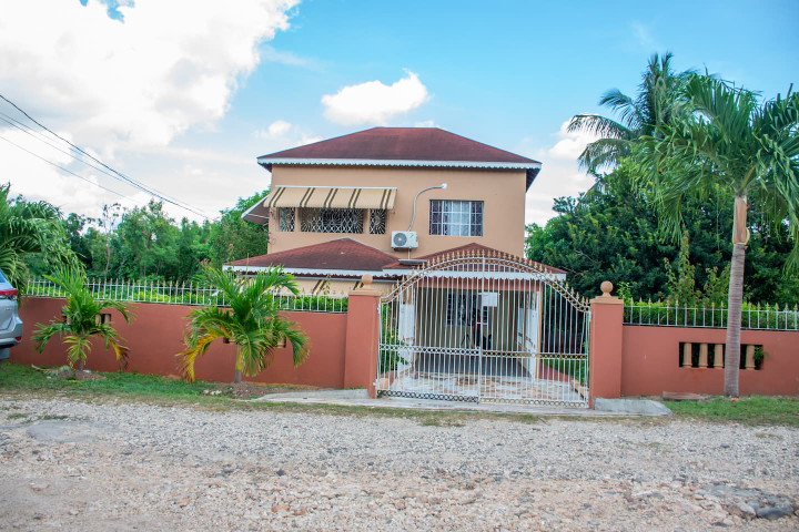 The Ebonview Airbnb - Jamaica