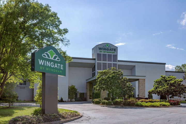 Wingate Valdosta | Poolside King | Outdoor Pool - Valdosta, GA