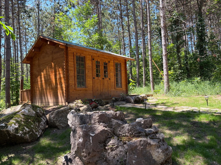 Mono Centre Trail Side Doe Cabin - Hockley Valley, ON