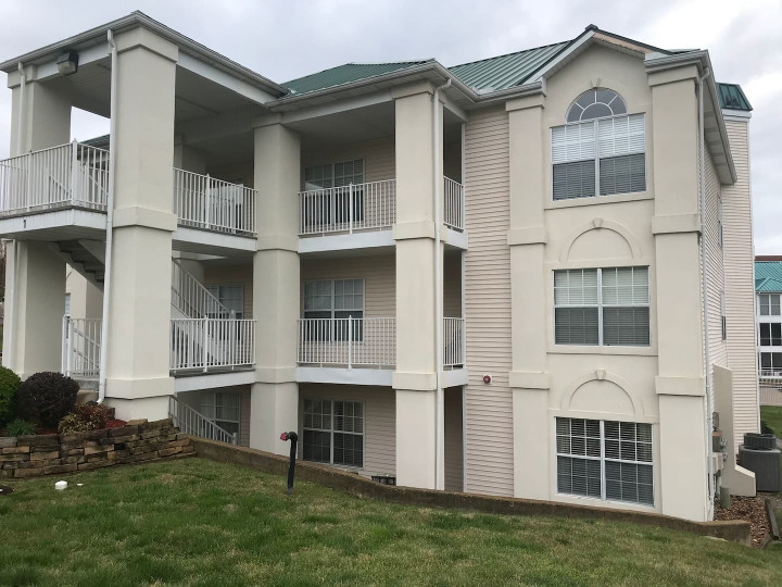 Hillside Hideaway ~ Spacious Poolside 2 Bed 2 Bath Condo - ブランソン, MO