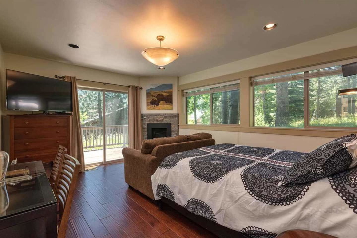 Modern Retreat ½ Mile From Palisades Tahoe - Tahoe City, CA