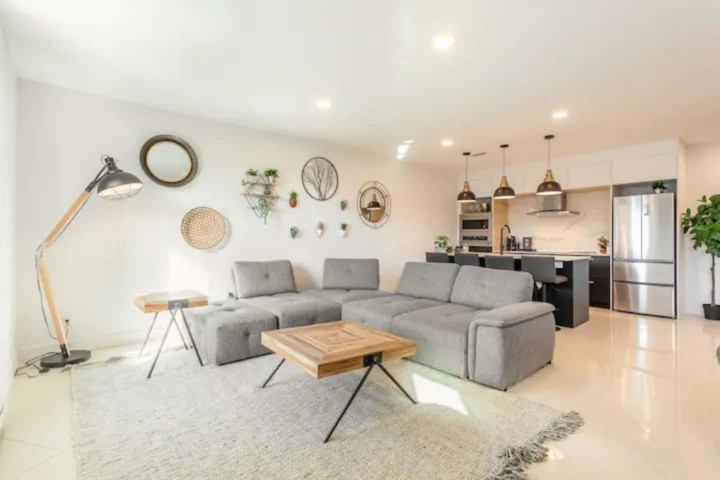 The Ultimate Plateau Retreat  10br Sleeps 24 - Quebec