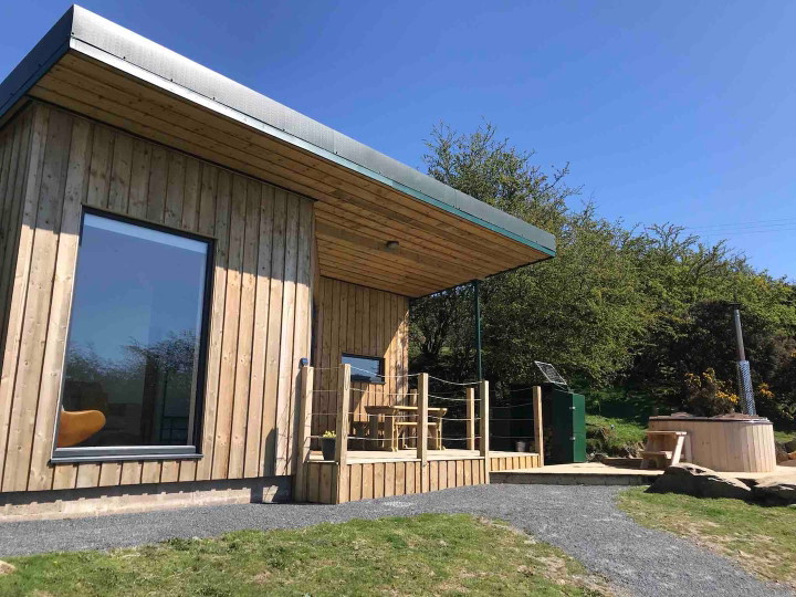Knowe Lodge. Off Grid With Hot Tub. Pet Friendly - United Kingdom
