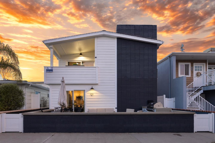 Bright Beachside Stay + Patio, Walk To Newport Fun - Newport Beach, CA