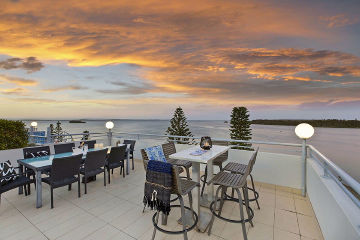 Lakeside Luxury - 2 Level Penthouse Apartment With Expansive Rooftop Terrace - The Entrance
