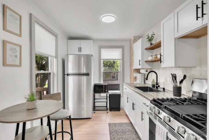 Upper Suite | Bright & Comfortable Qc Stay - Davenport, IA