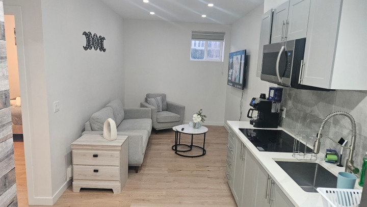 2bedroom Clean Basement Suit Nw, Private Entrance - Calgary