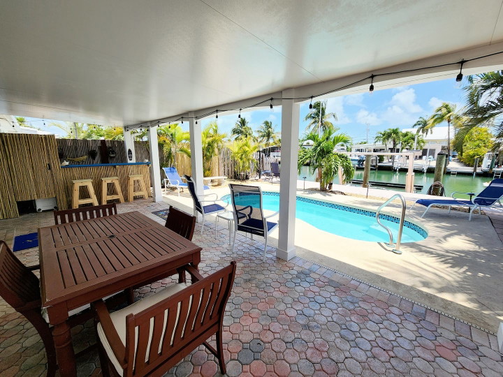 Sunshine Escape! 2/2 With Pool & 10,000lb Lift - Key Colony Beach, FL