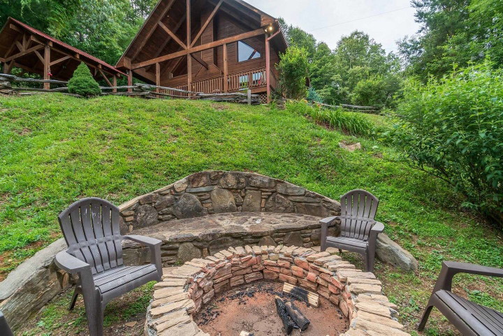 Buffalo Hollow - Free Train Tours + Fun - Luxurious Accommodations, Rustic-style - Cherokee, NC
